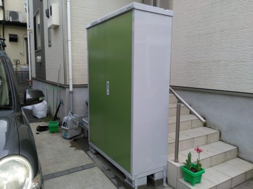 相模原市南区磯部 築5年戸建て／やっぱりイナバ！ドア型収納庫「アイビーストッカー BJX-135E」設置の施工例 | 相模原市南区のリフォーム専門店 小嶋ライフ