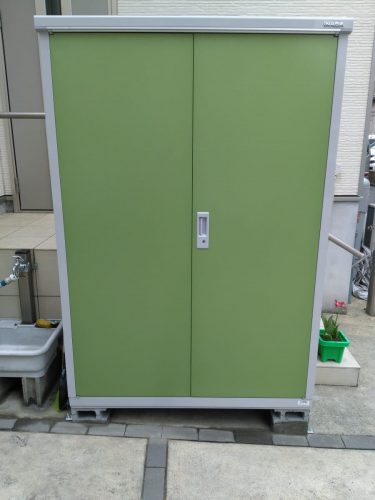 相模原市南区磯部 築5年戸建て／やっぱりイナバ！ドア型収納庫「アイビーストッカー BJX-135E」設置の施工例 | 相模原市南区のリフォーム専門店 小嶋ライフ