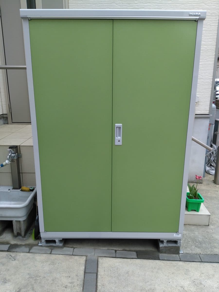 相模原市南区磯部 築5年戸建て／やっぱりイナバ！ドア型収納庫「アイビーストッカー BJX-135E」設置の施工例 | 相模原市南区のリフォーム専門店 小嶋ライフ