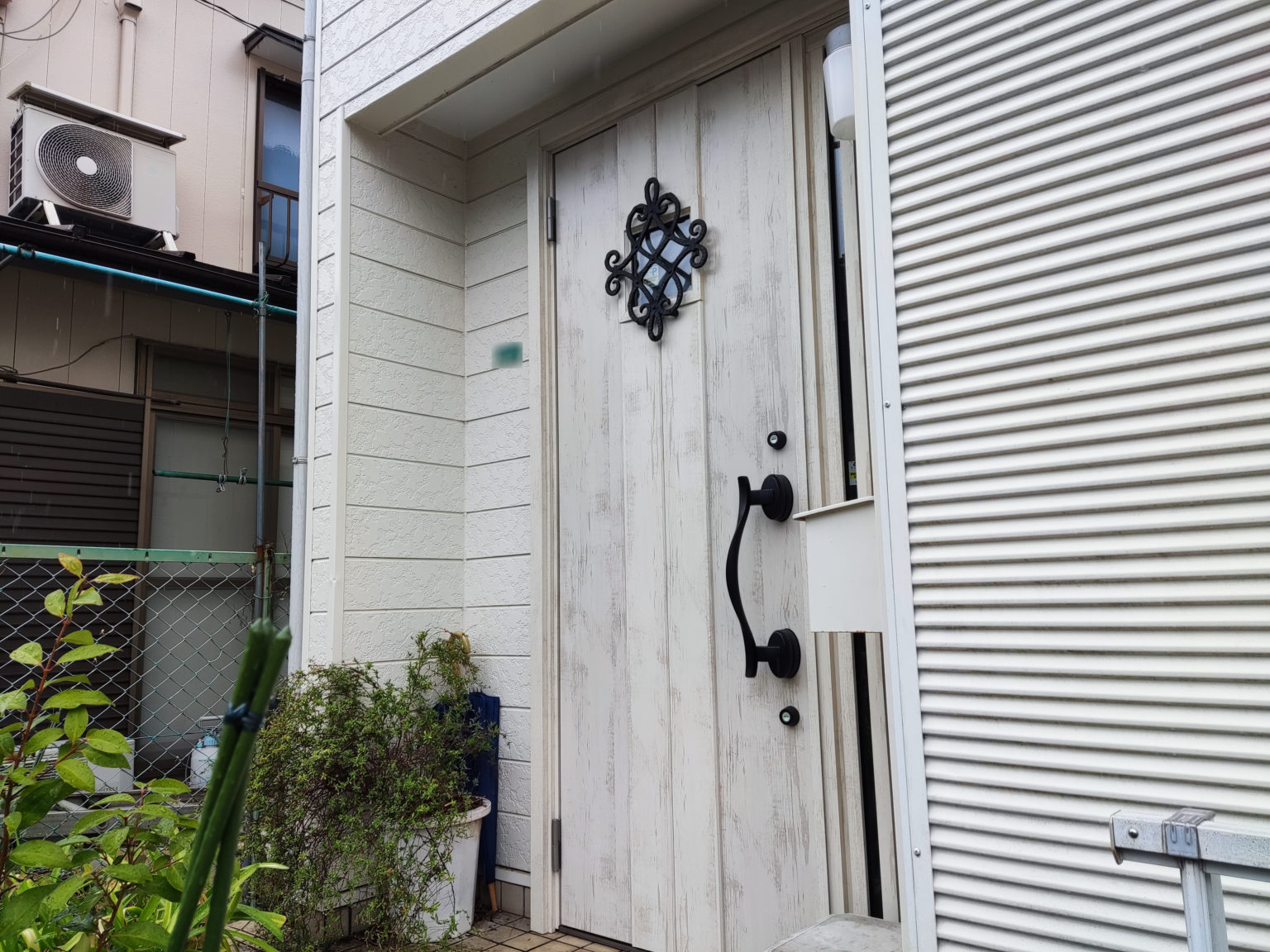 座間市緑ヶ丘 築30年戸建て／LIXIL リシェント玄関ドア3 断熱仕様K4手動片袖L D77型 EA エクリュアイボリーへ入替えの施工例 | 相模原市南区のリフォーム専門店 小嶋ライフ