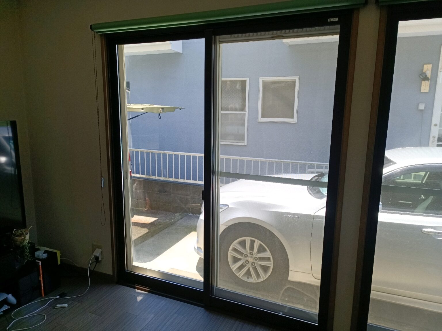 綾瀬市落合北 築20年戸建て／LD掃出窓2箇所（アジャスト上枠・Low‑E複層ガラスクリア）と出窓1箇所（Low‑E複層ガラスグリーン）へLIXILインプラス設置の施工例【先進的窓リノベ事業 ...