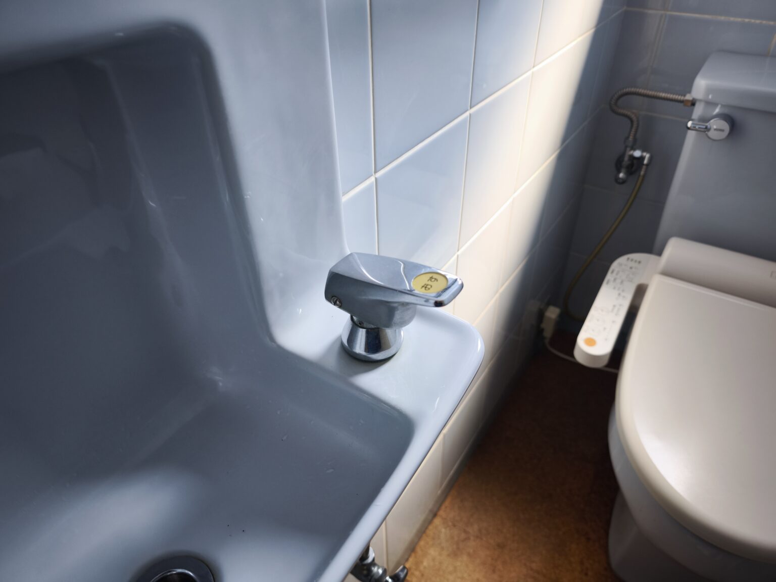 TOTOのトイレ手洗器（L590系）の自閉式水栓（オートストップ式）旧仕様の自閉バルブ部交換 | 相模原市南区のリフォーム専門店 小嶋ライフ